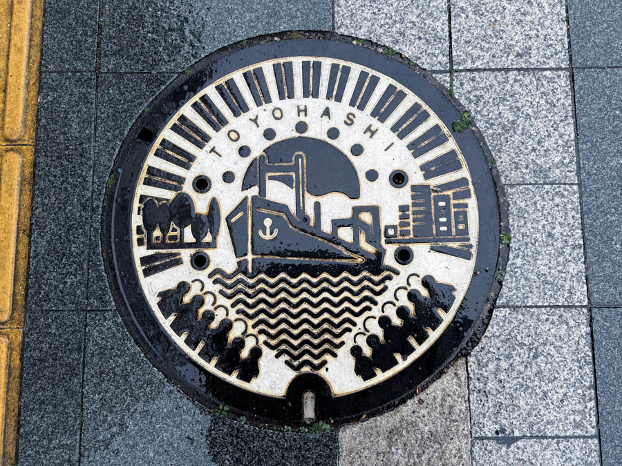 Manhole covers in Toyohashi City, Aichi Prefecture - Japan by web